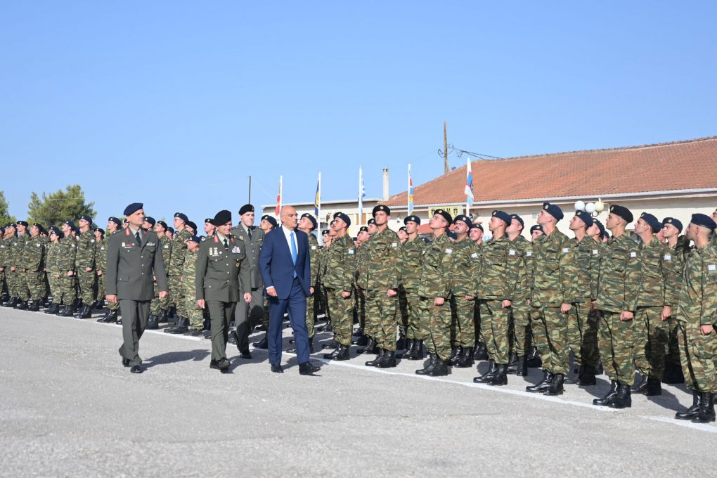 Ο ΥΕΘΑ Νίκος Δένδιας στην Ορκωμοσία της 2024 Ε’ ΕΣΣΟ στο ΚΕΠΒ Θήβας ...