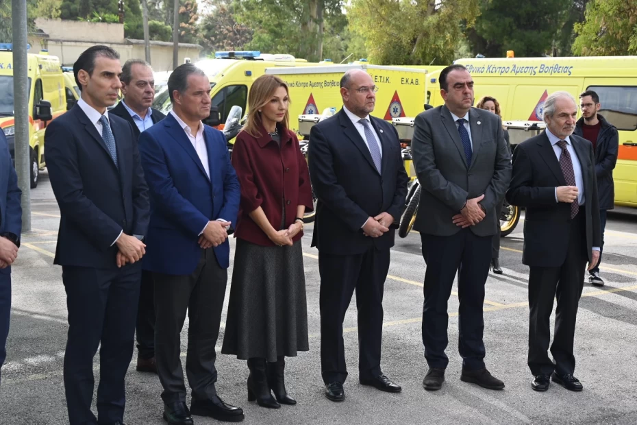 Δωρεά 20 δικύκλων και 6 ασθενοφόρων στο ΕΚΑΒ από την Ένωση Ελλήνων ...